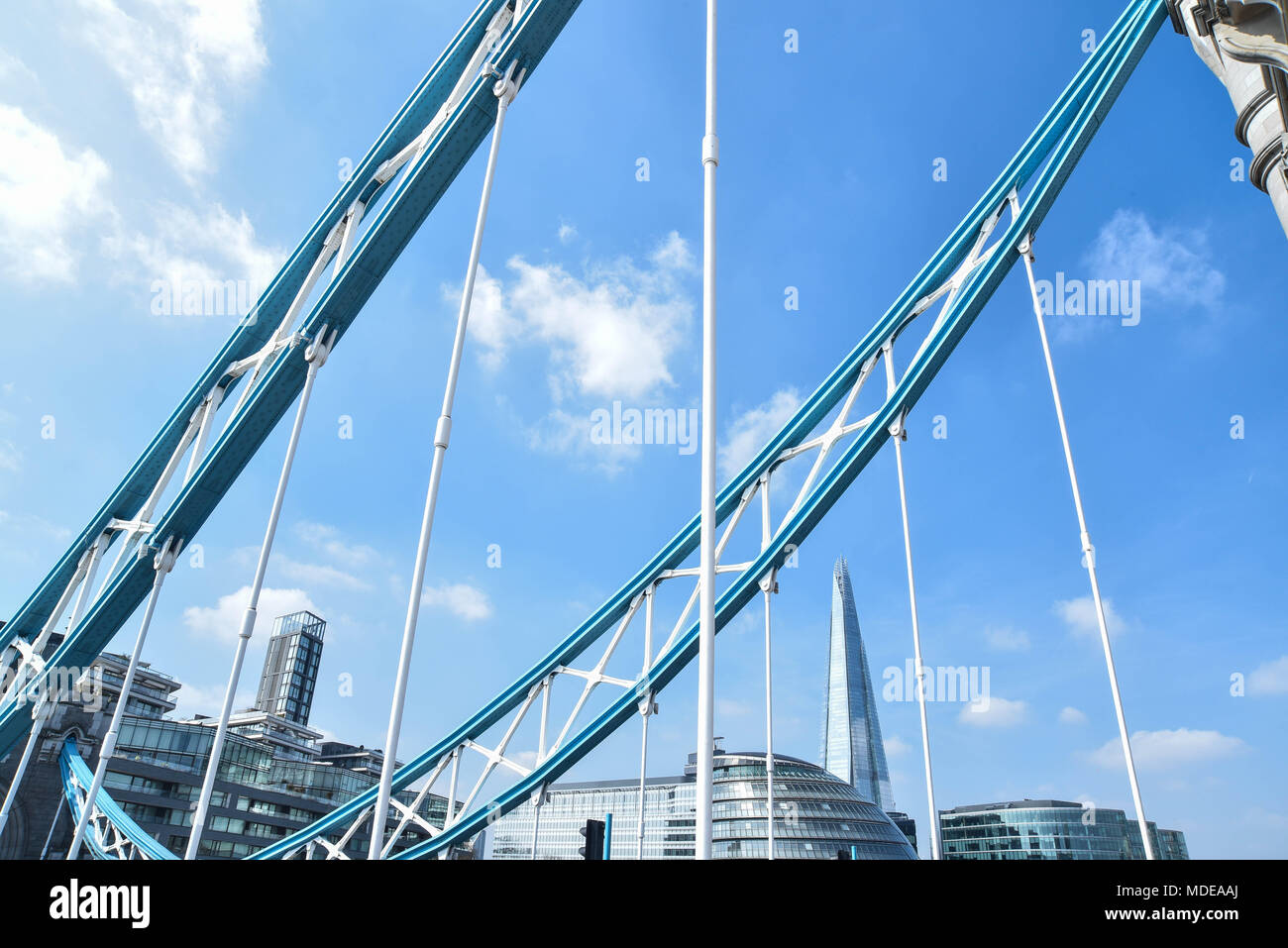 holding up tower bridge Stock Photo - Alamy