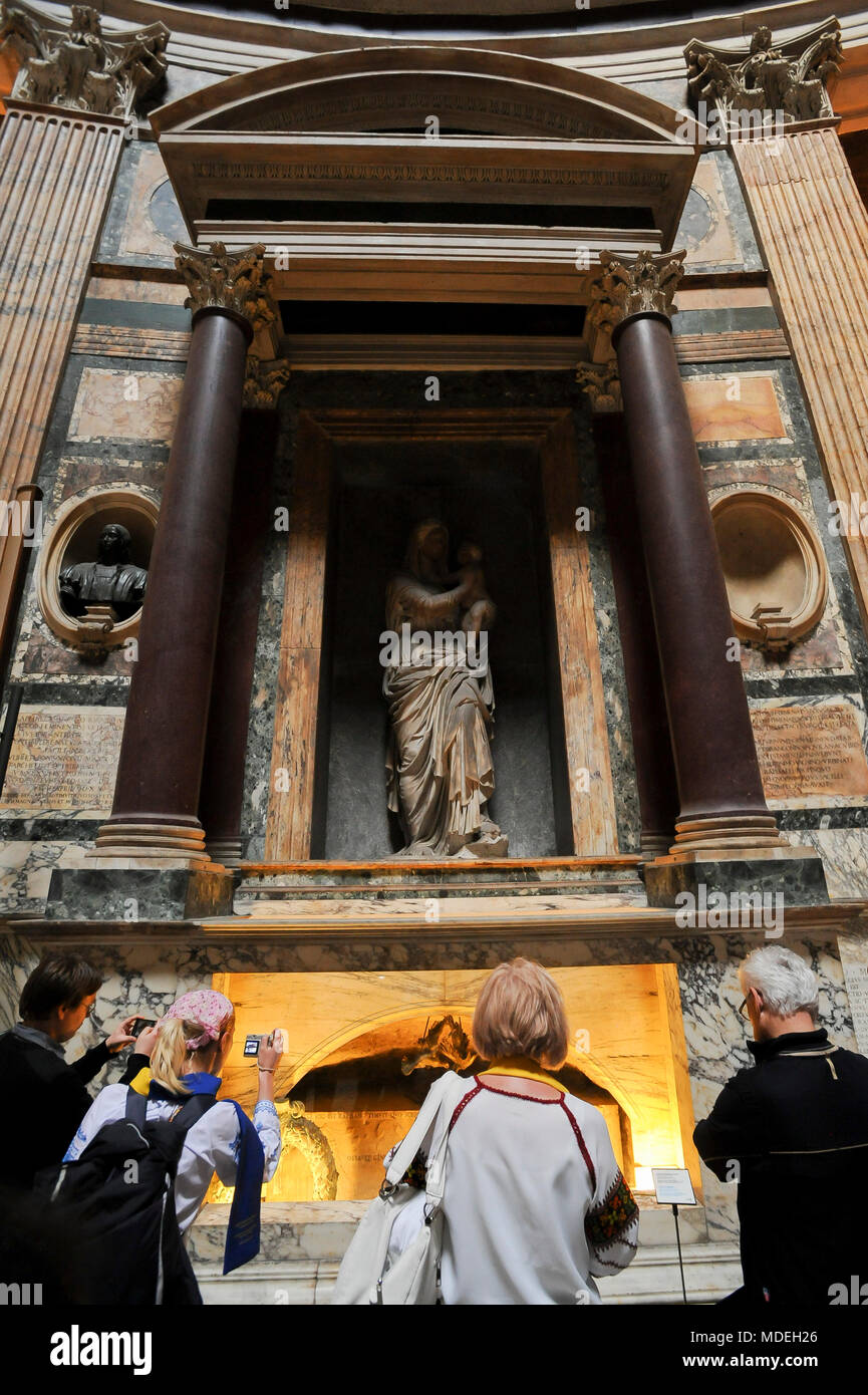 Raphael tomb pantheon hi-res stock photography and images - Alamy