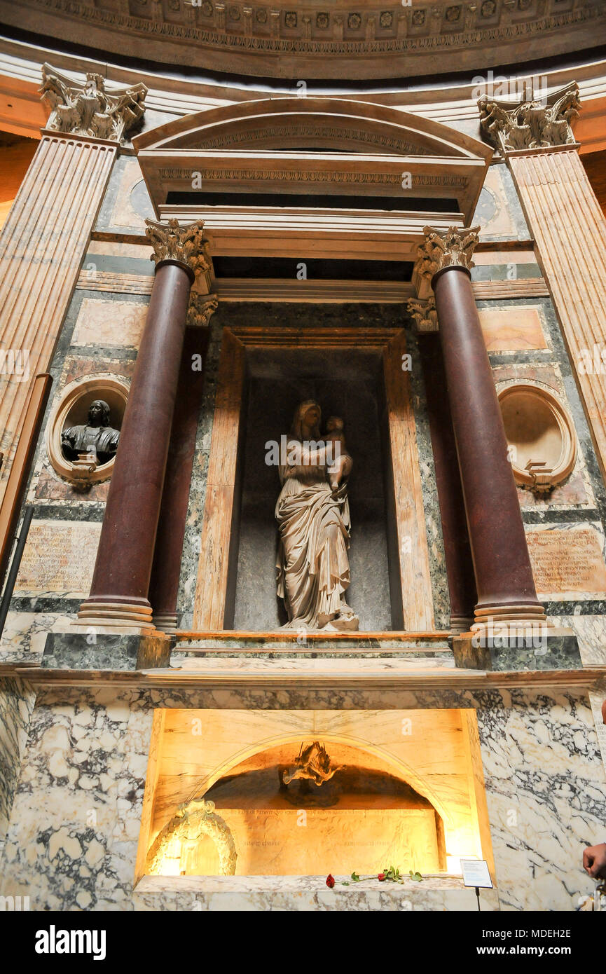 Raphael tomb pantheon hi-res stock photography and images - Alamy