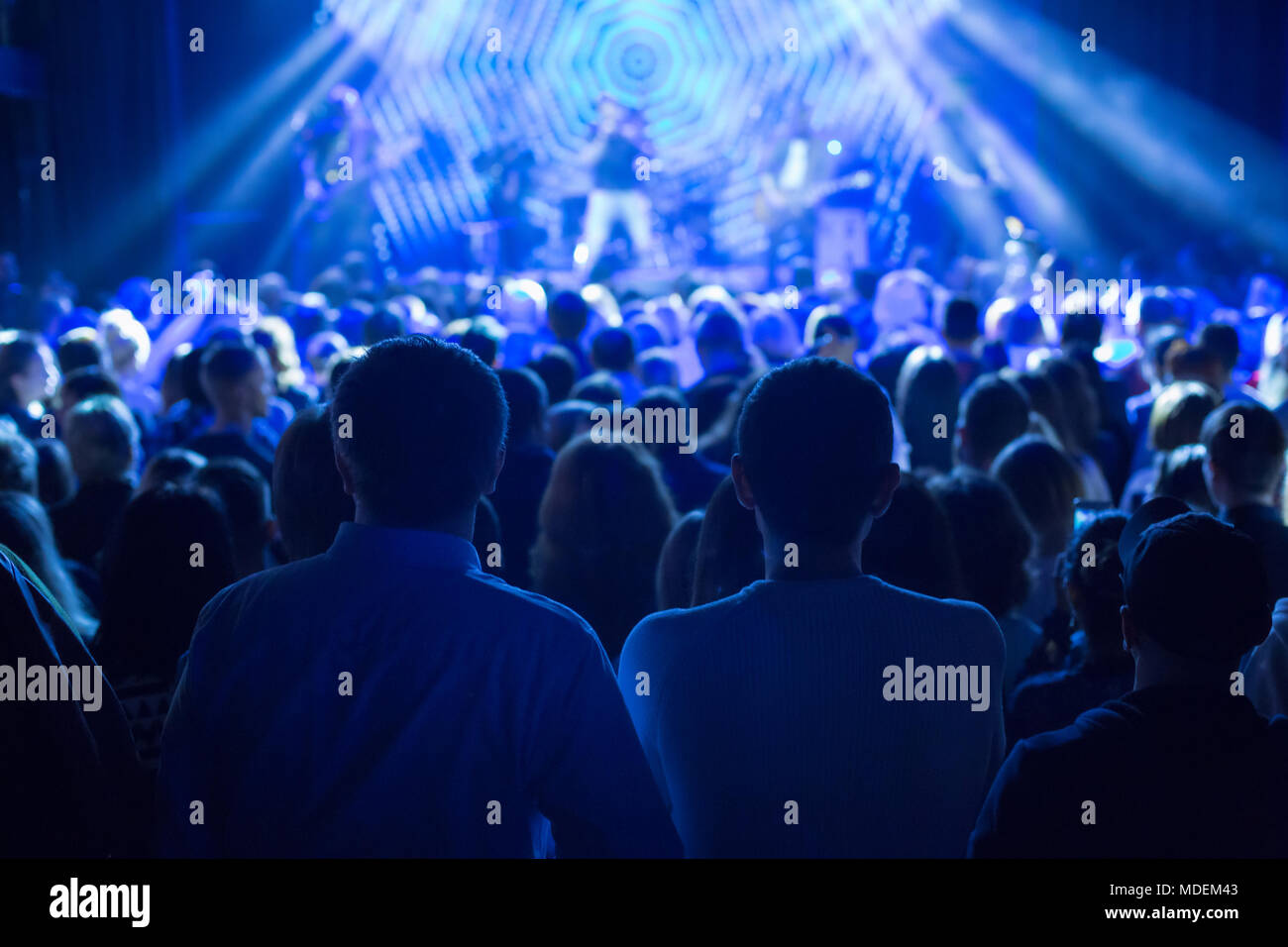 Big crowd concert cheering applauding hi-res stock photography and ...
