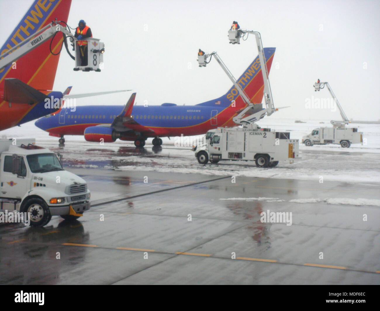 Anti icing plane hi-res stock photography and images - Alamy