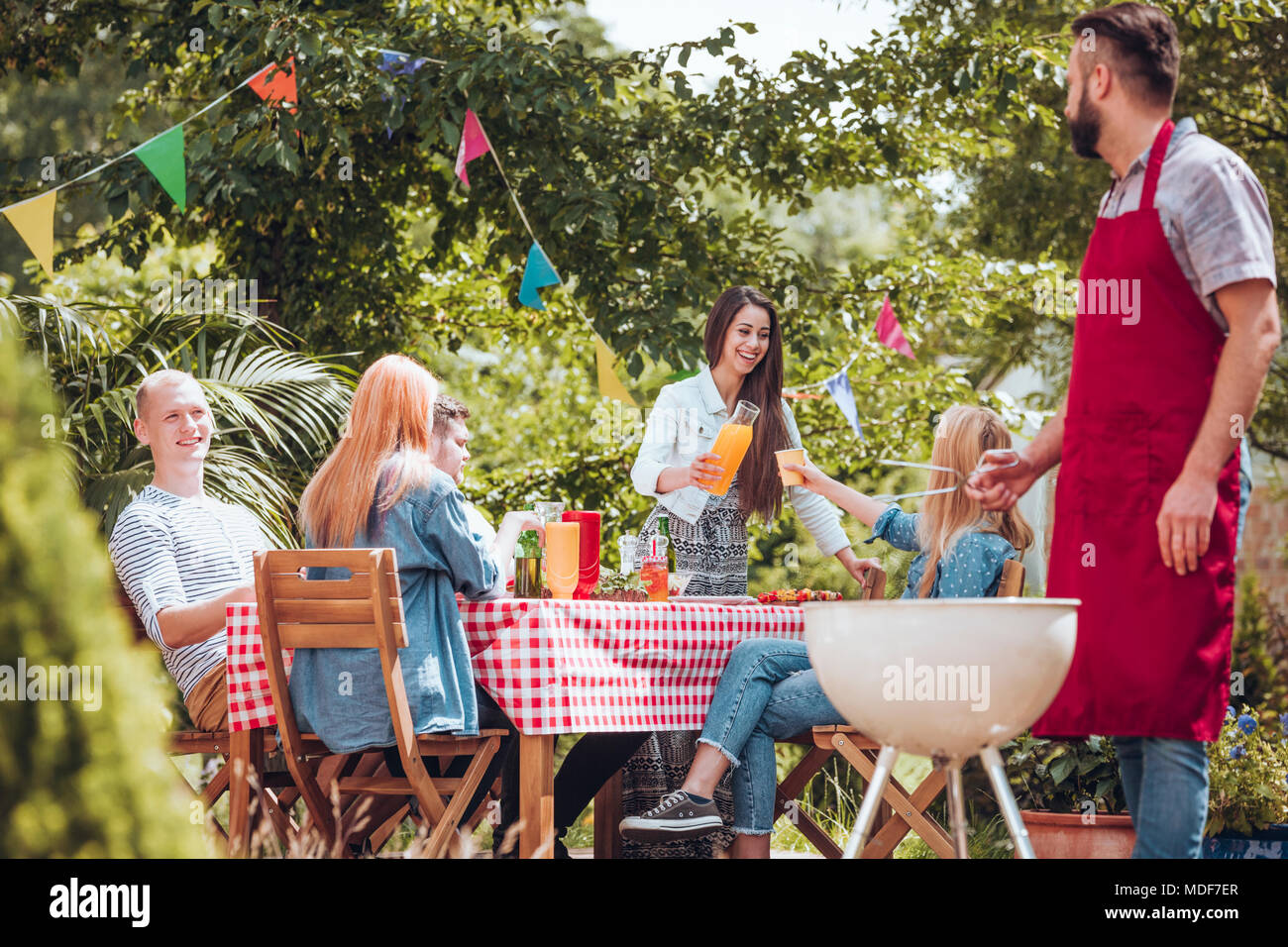 Family bbq garden hi-res stock photography and images - Alamy