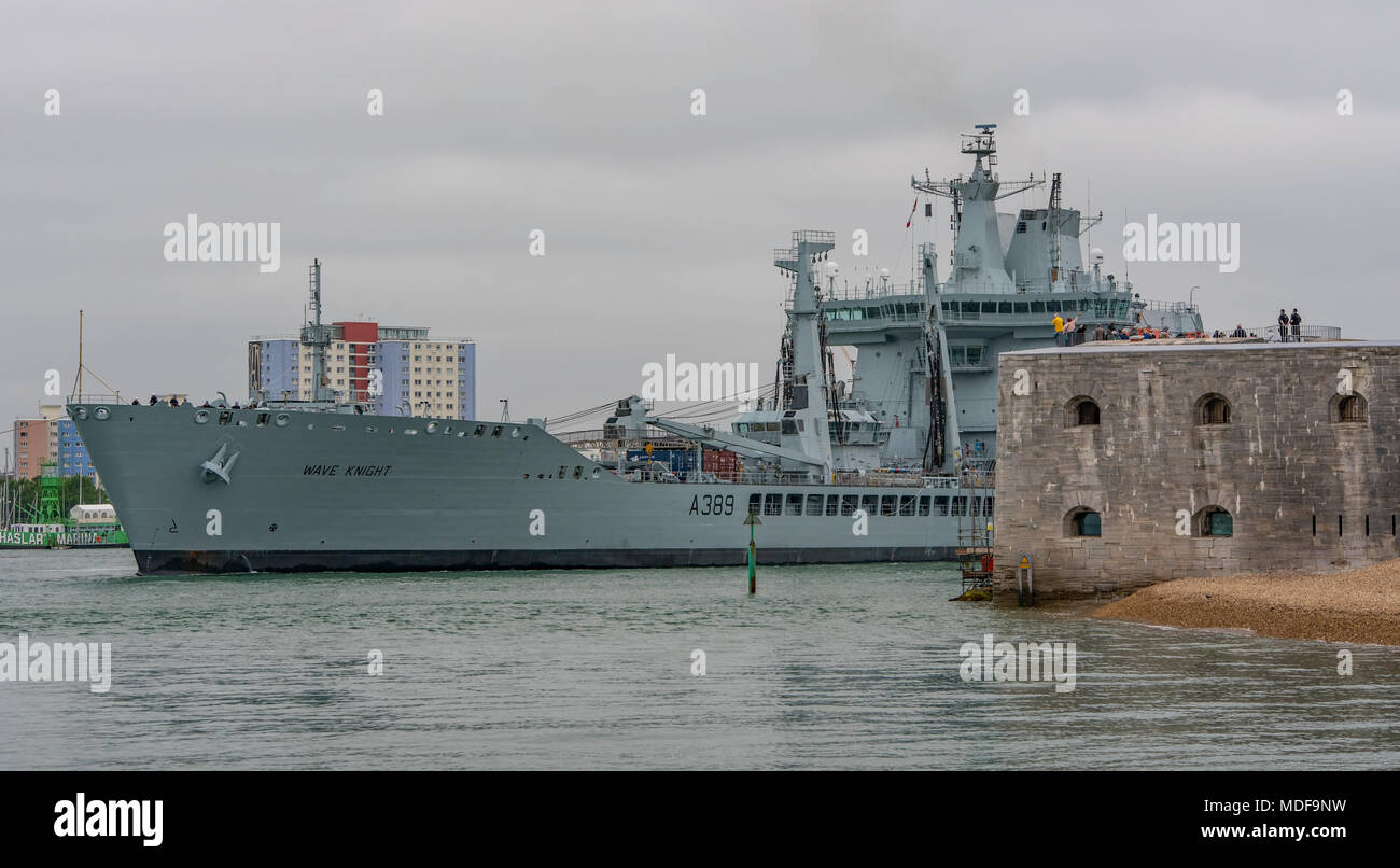 The Royal Fleet Auxiliary replenishment tanker Wave Knight (A389 ...