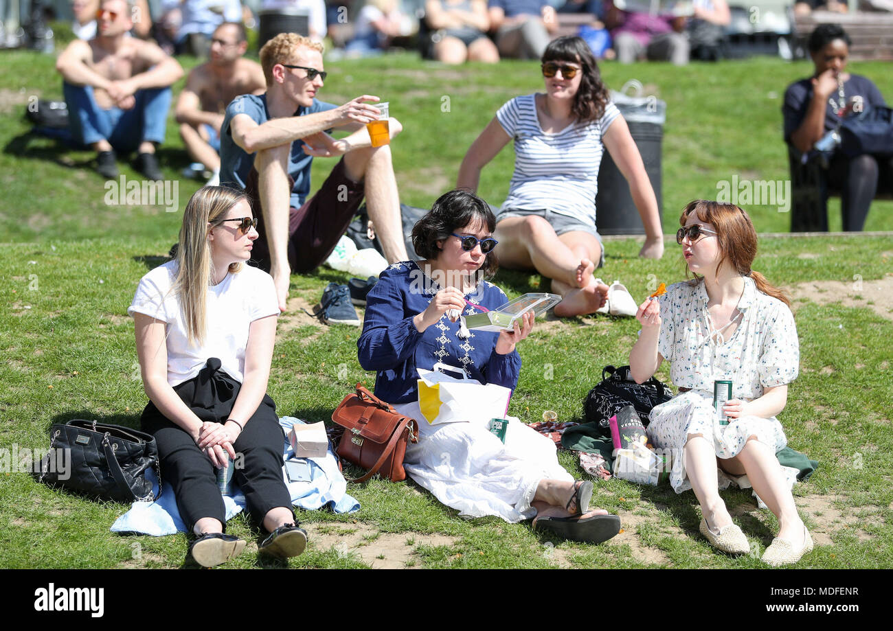 People enjoy the hot weather in Richmond, Surrey Stock Photo - Alamy