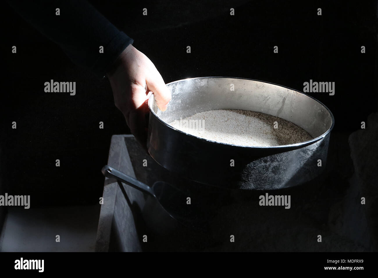 Sieving flour close up hi-res stock photography and images - Alamy