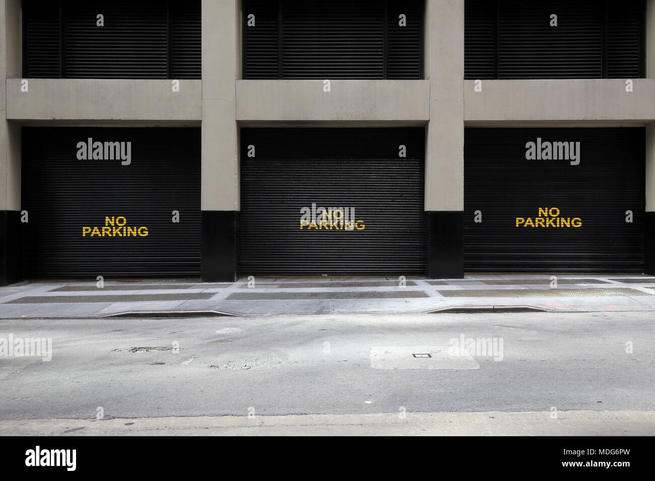 No parking no loading sign hi-res stock photography and images - Alamy