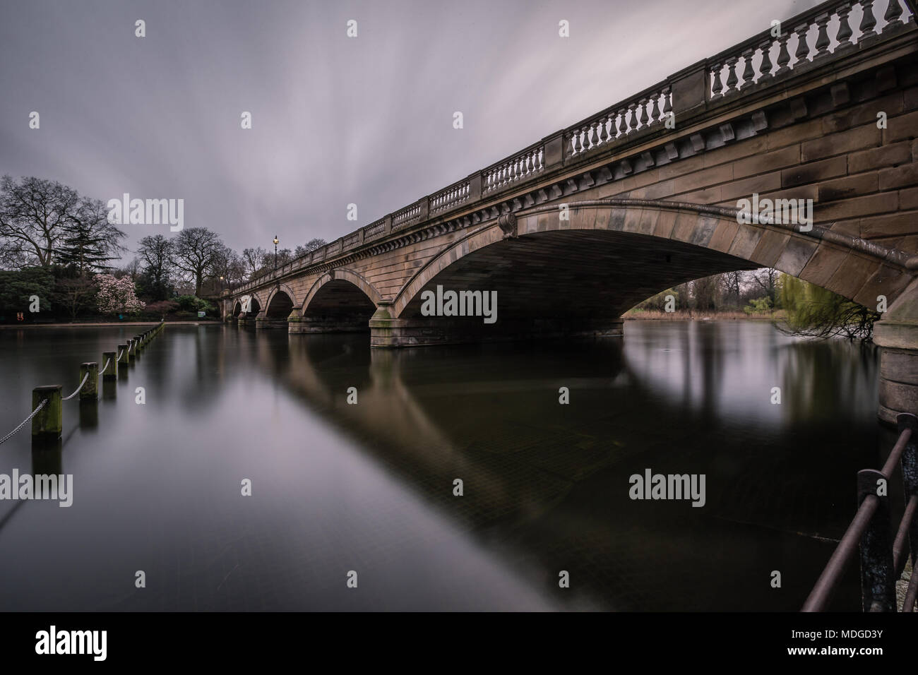 Serpentine bridge hyde park hi-res stock photography and images - Alamy