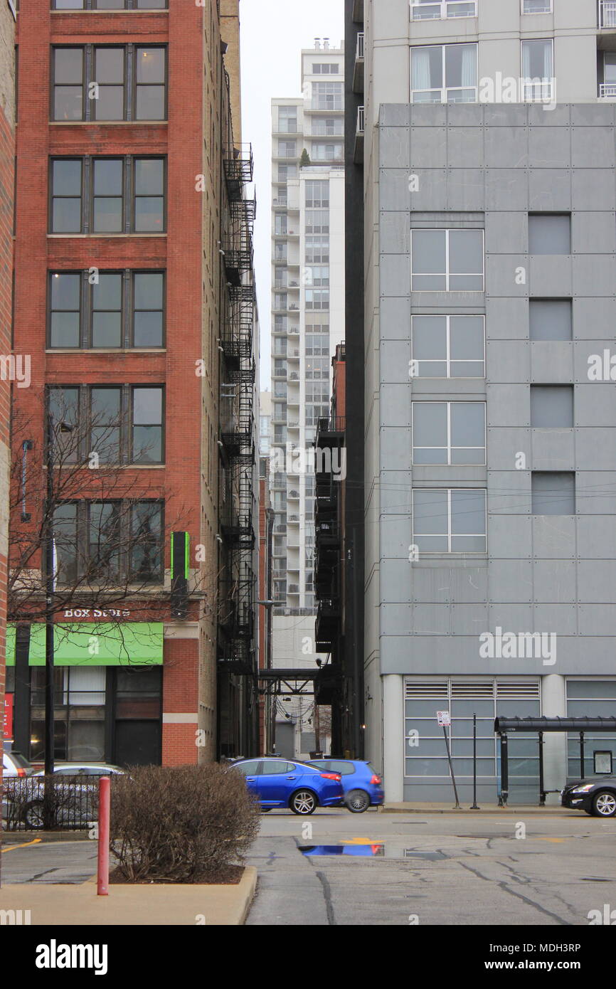 Alley streetscape view of a downtown Chicago alley Stock Photo - Alamy