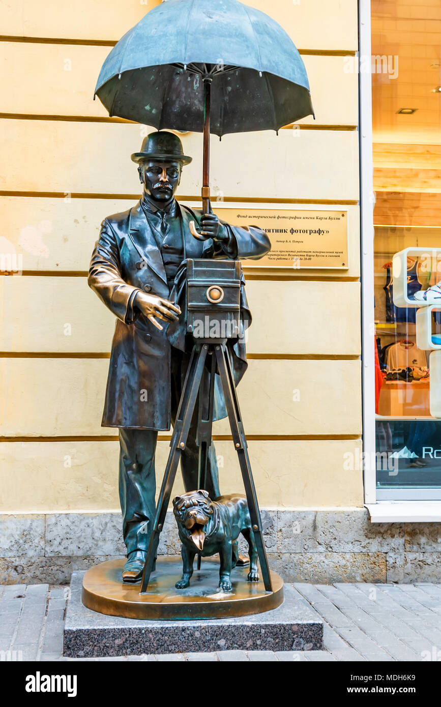 Bronze monument to photographer in St. Petersburg Stock Photo - Alamy