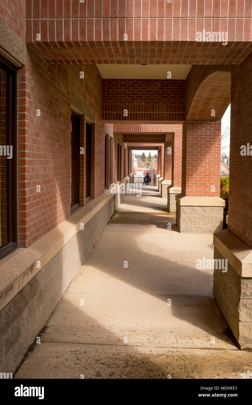 Arch beneath building hi-res stock photography and images - Alamy