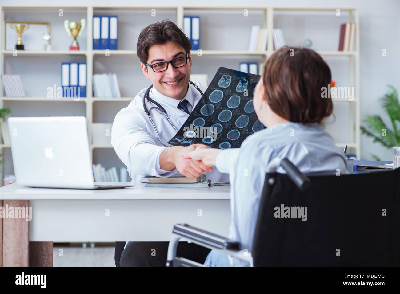 Doctor explaining to patient results of x-ray imaging Stock Photo - Alamy
