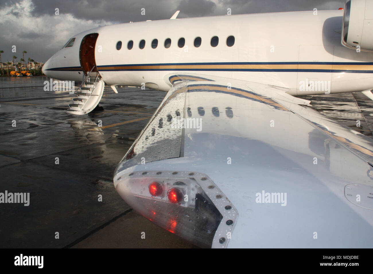 Falcon 2000 corporate jet hi-res stock photography and images - Alamy