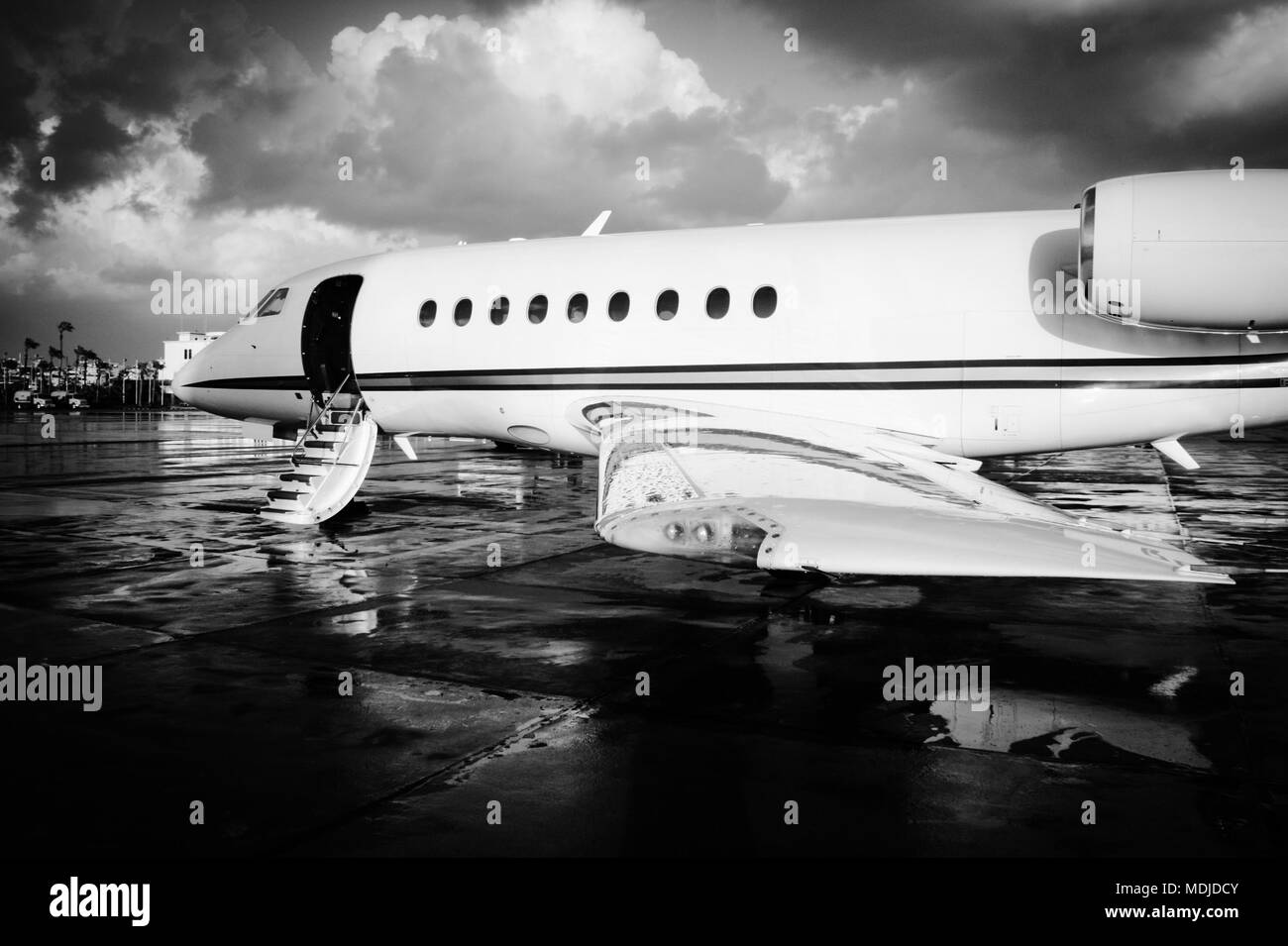 Falcon 2000 Business Jet Ready to Go Stock Photo - Alamy