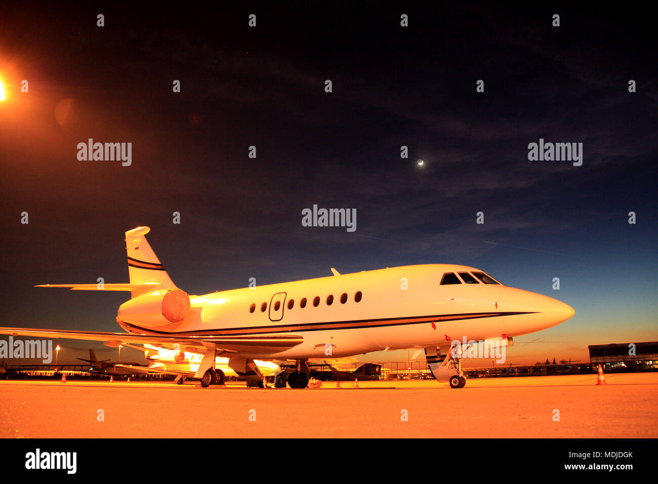Dassault Falcon 2000 Landing High Resolution Stock Photography and ...