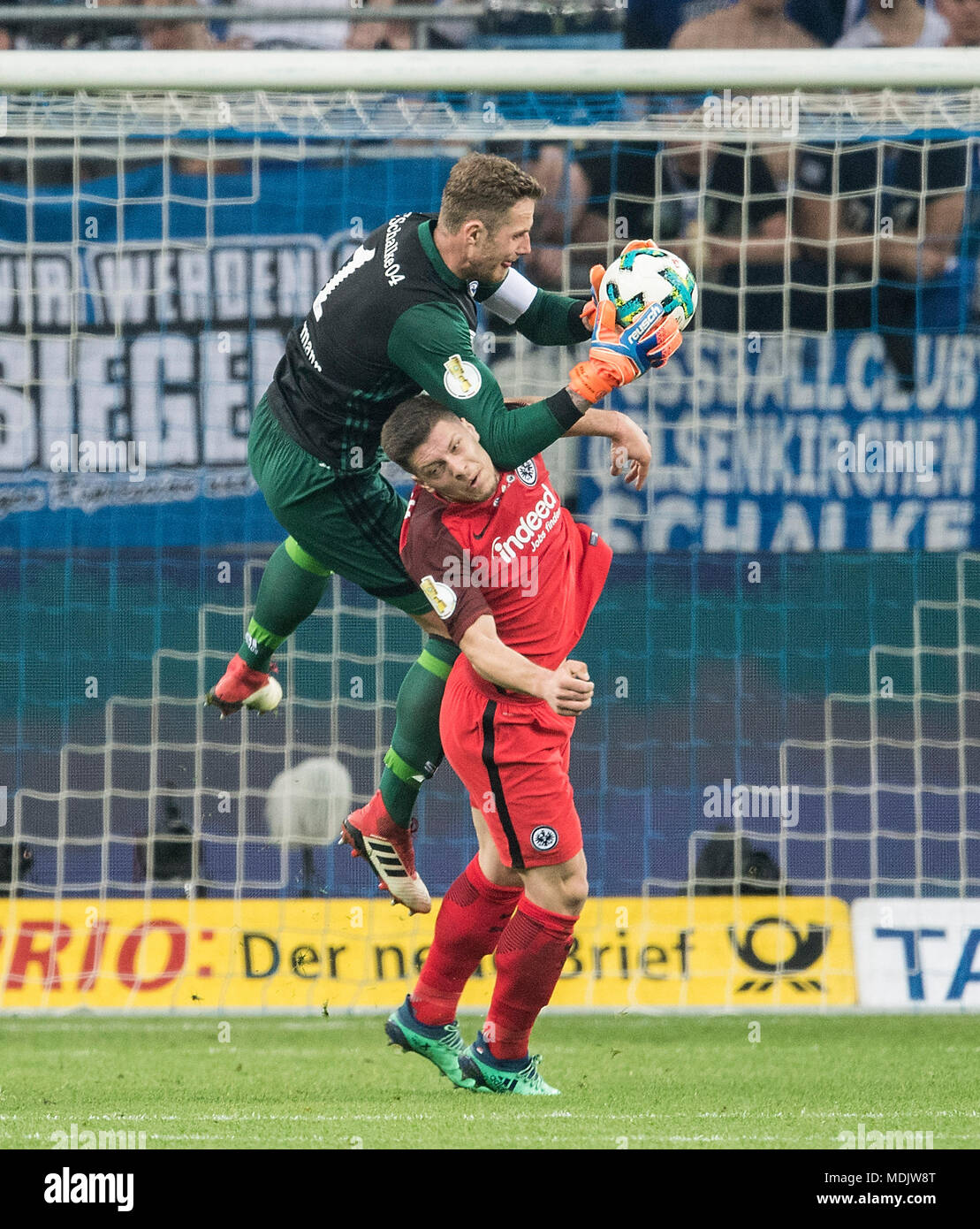 Gelsenkirchen, Deutschland. 18th Apr, 2018. Goalkeeper Ralf FAEHRMANN l ...