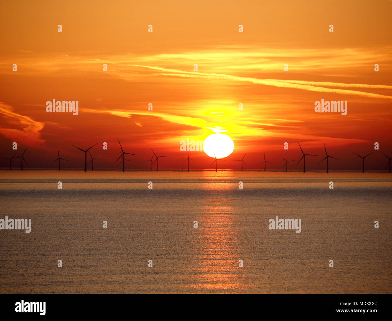 Warden Bay, Kent, UK. 20th April, 2018. UK Weather: the sun rises ...