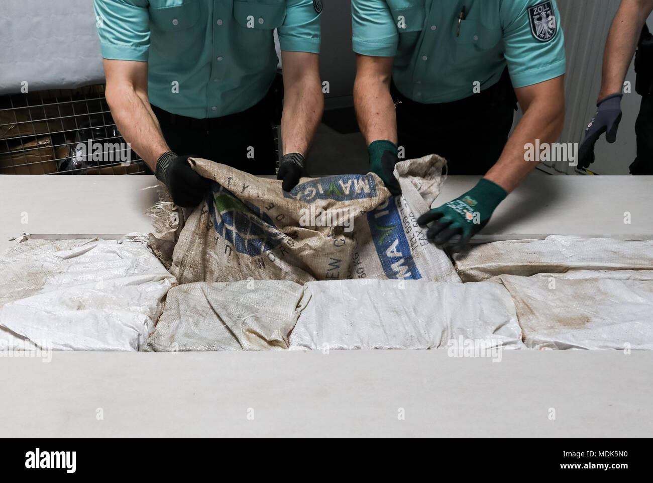 Packets of cocaine hi-res stock photography and images - Alamy