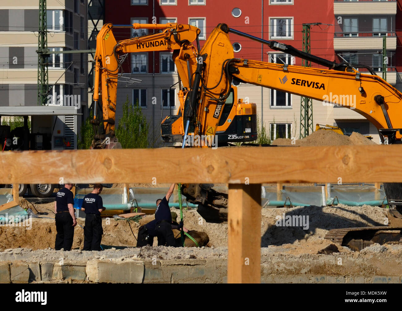Defusing a bomb hi-res stock photography and images - Alamy