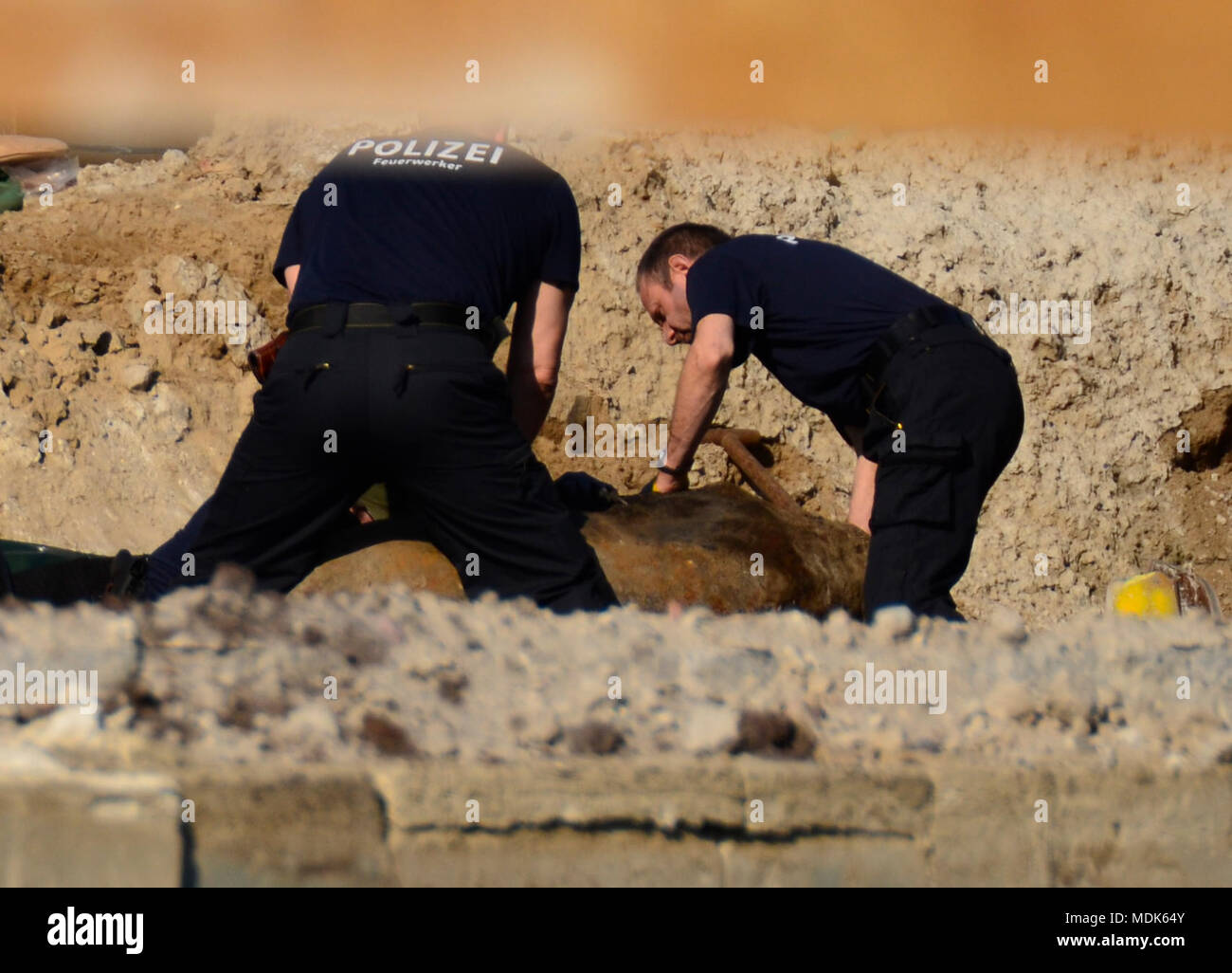 Defusing a bomb hi-res stock photography and images - Alamy
