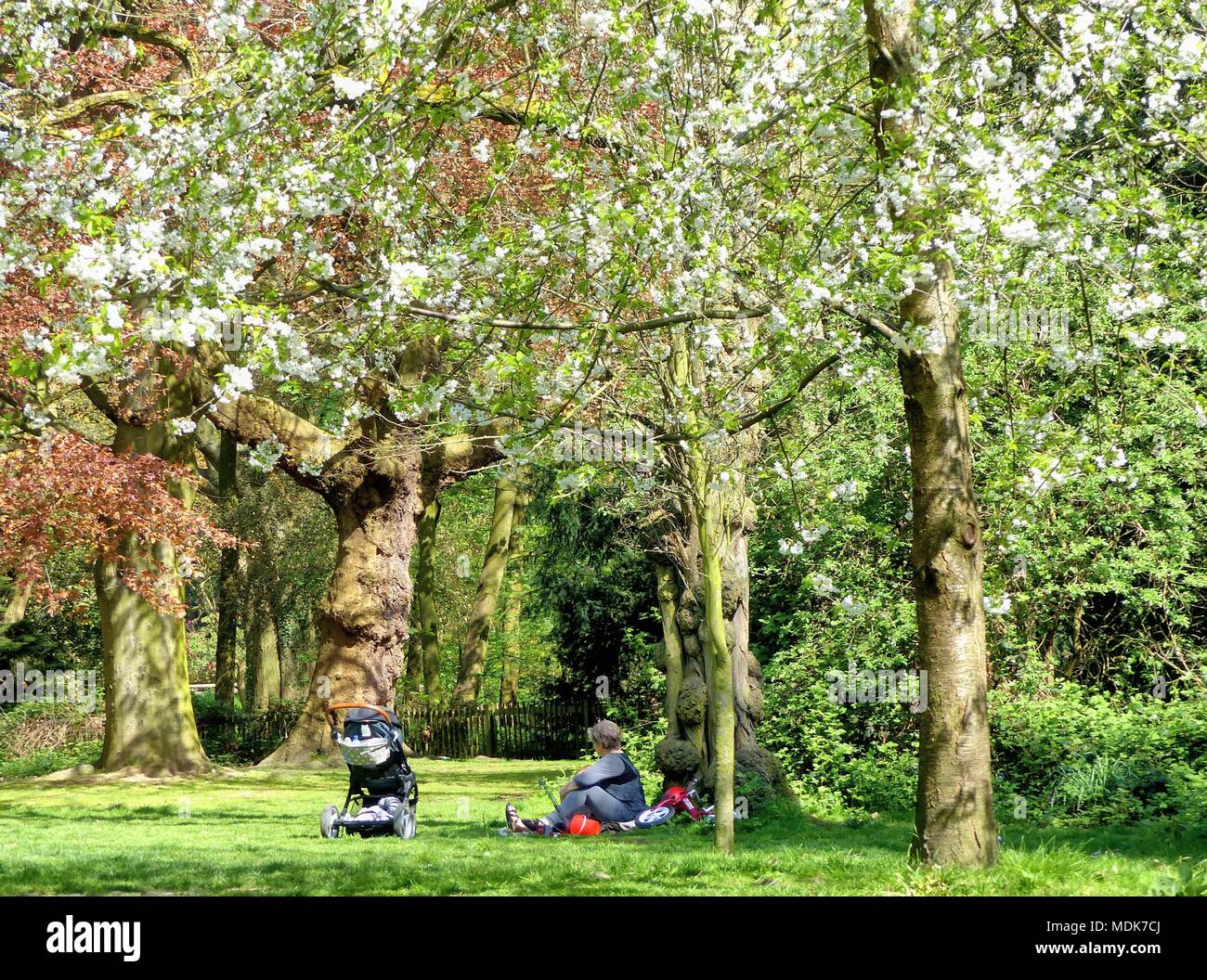 London.UK.20th April 2018.Londoners continue to enjoy the heatwave in ...