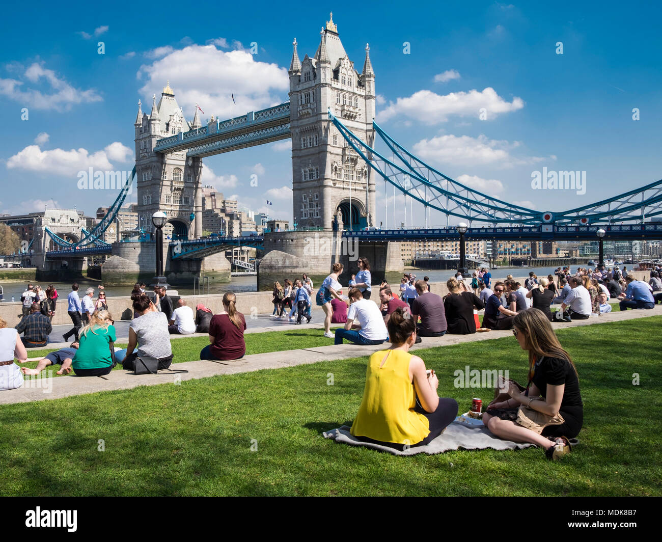 Young city workers london bridge hi-res stock photography and images ...