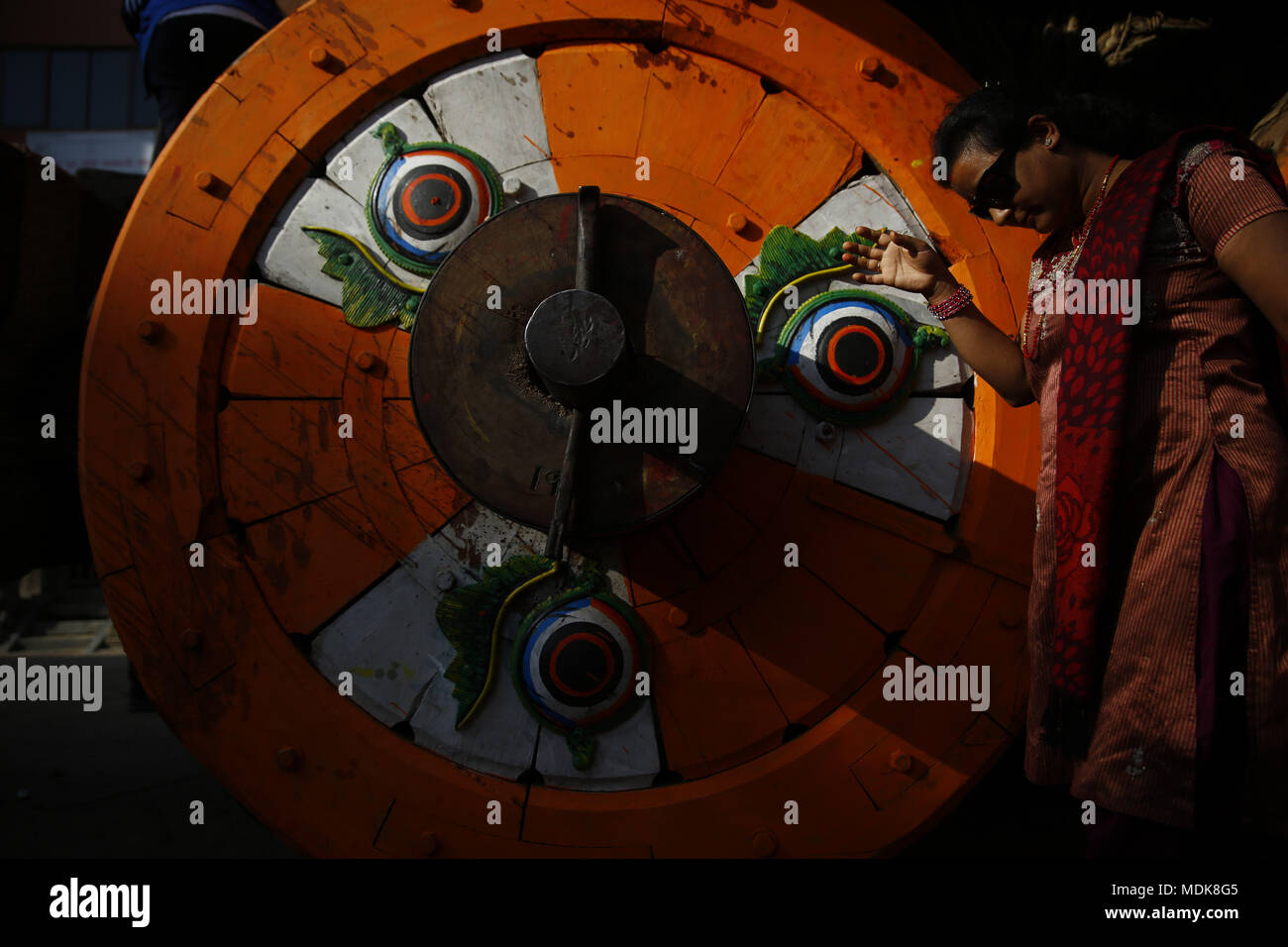 Lalitpur, Nepal. 20th Apr, 2018. A devotee offer prayers on the wheels ...