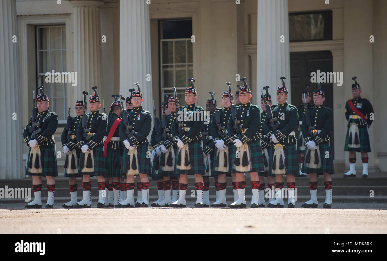 Wellington Barracks, London, UK. 20 April, 2018. Kilted soldiers assist ...