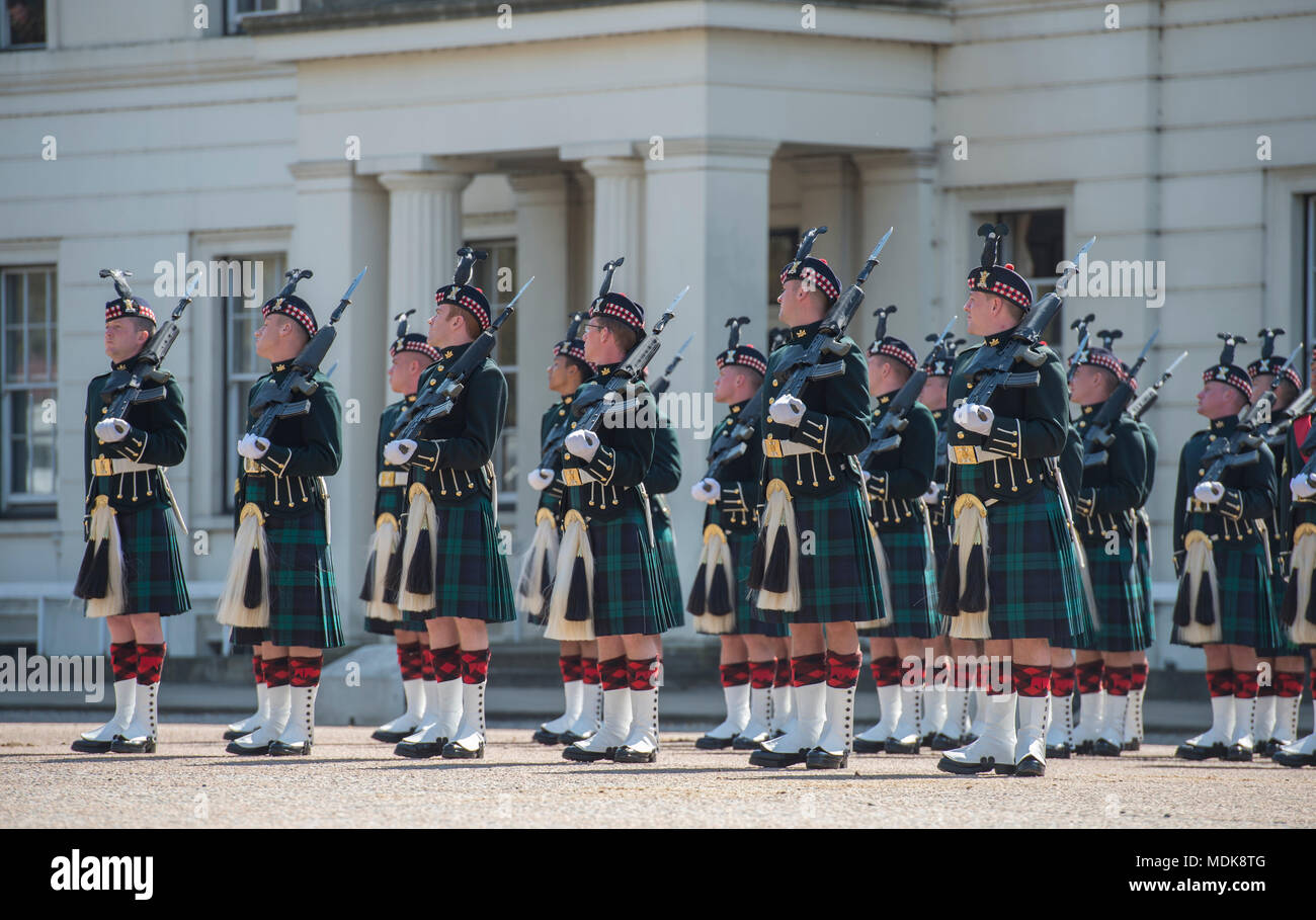 Wellington Barracks, London, UK. 20 April, 2018. Kilted soldiers assist ...