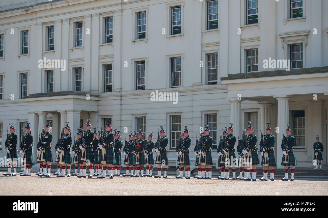 Wellington Barracks, London, UK. 20 April, 2018. Kilted soldiers assist ...