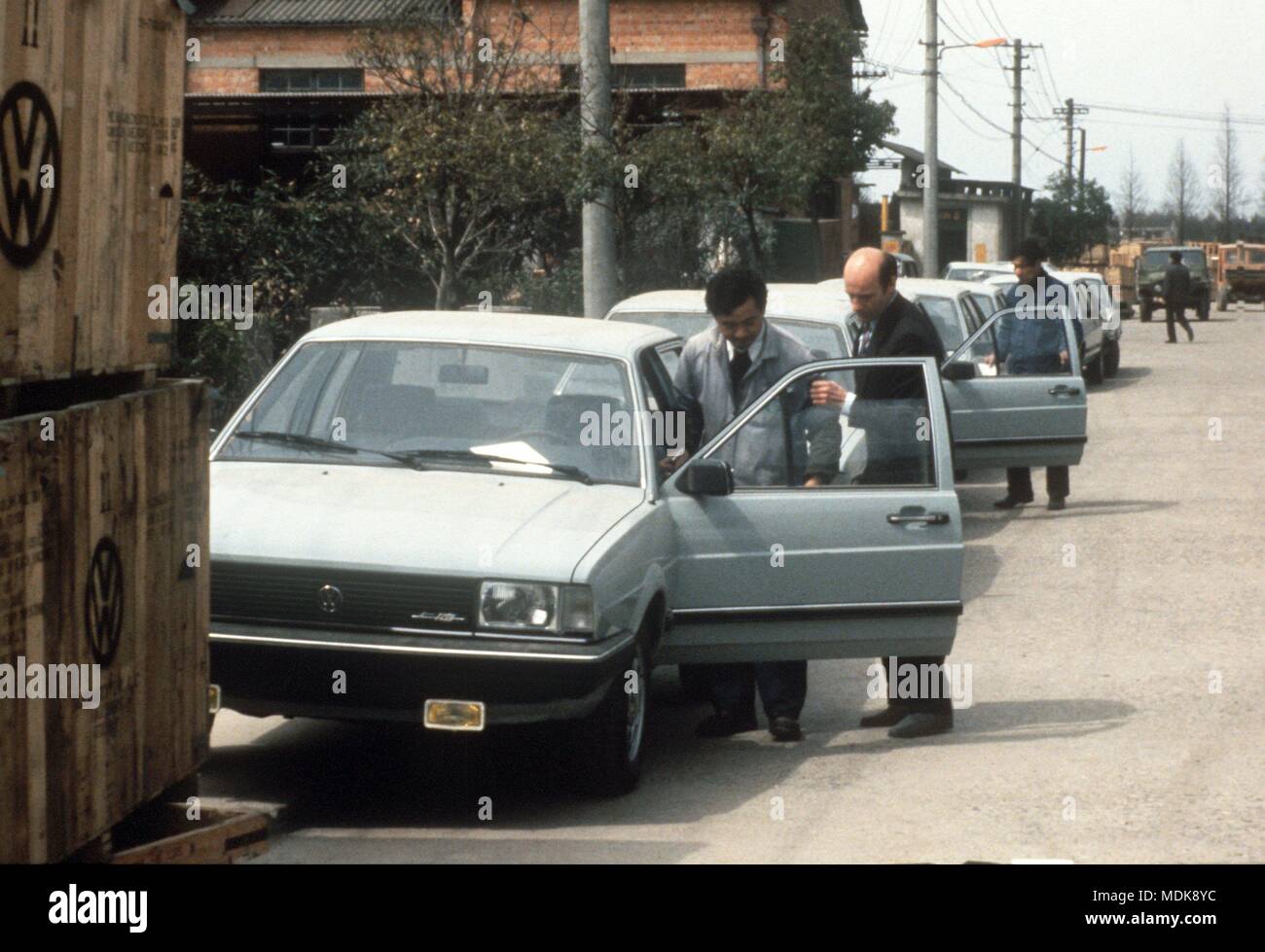 New cars of the type Santana are inspected on 01.04.1985 at the ...