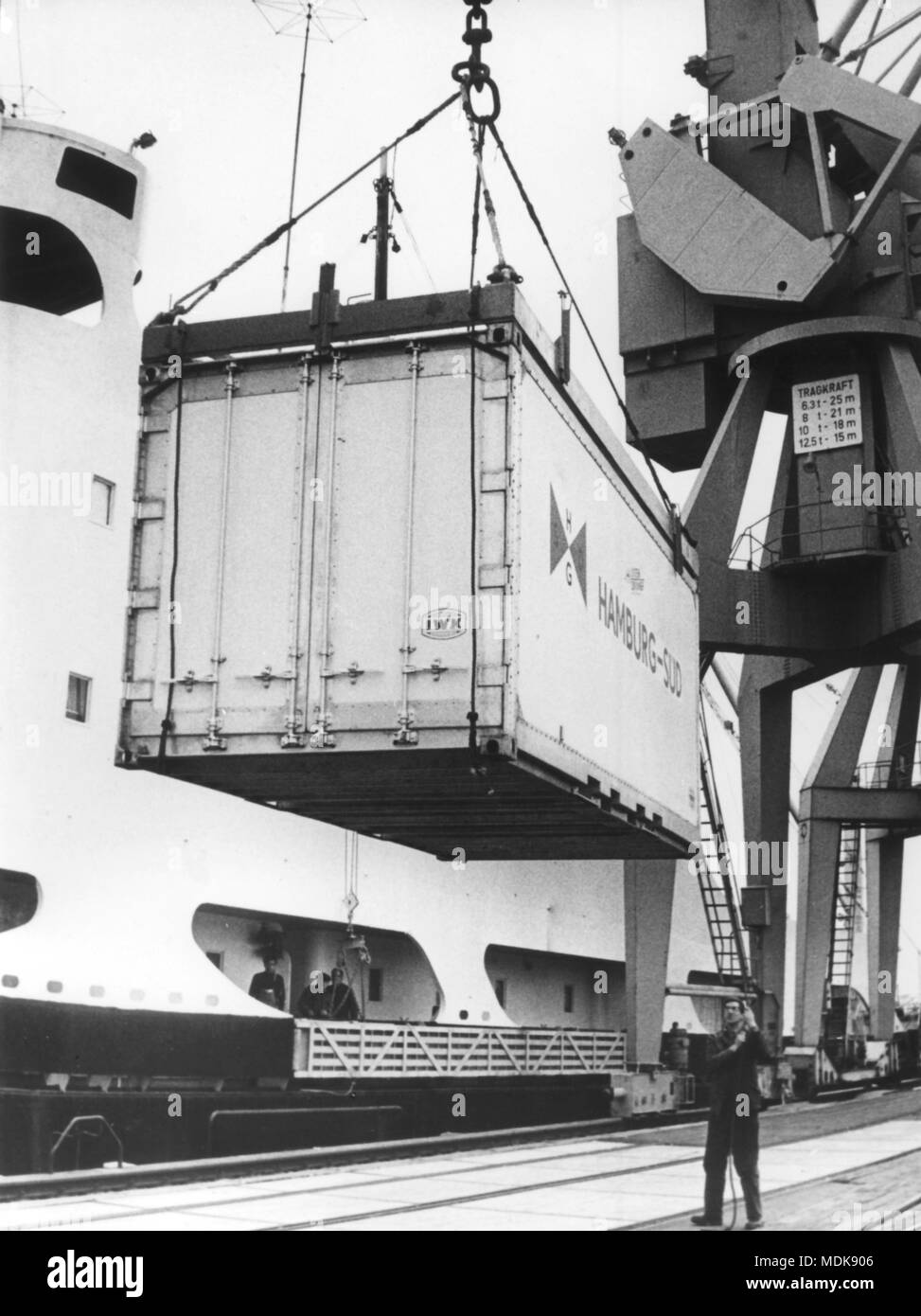 Loading shipping container Black and White Stock Photos & Images - Alamy