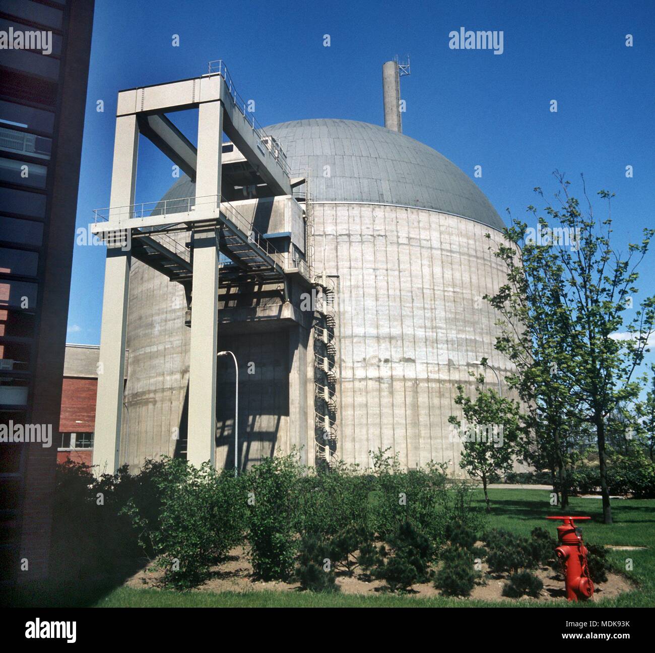 Atomic egg hi-res stock photography and images - Alamy