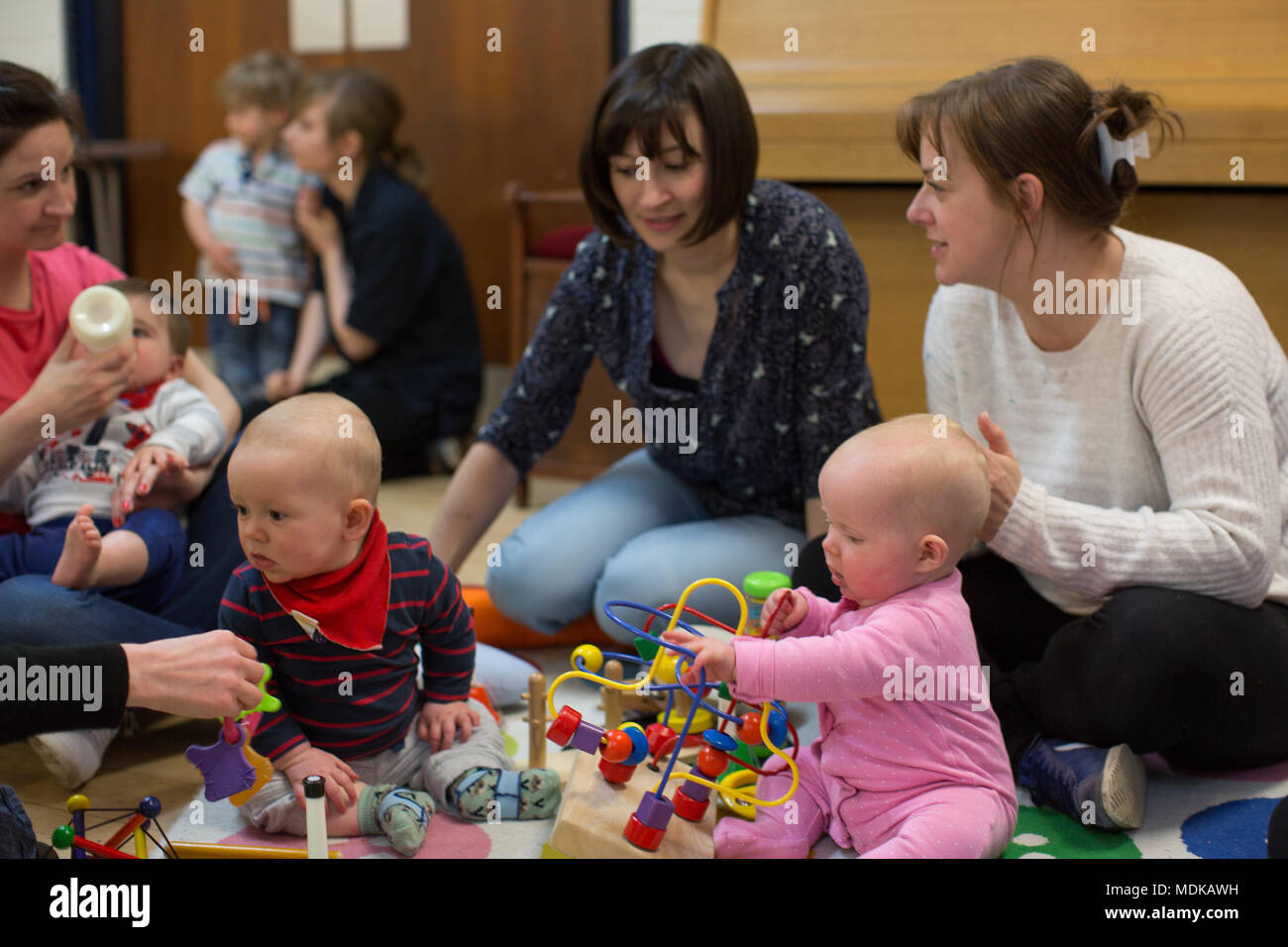 Group of moms hi-res stock photography and images - Alamy