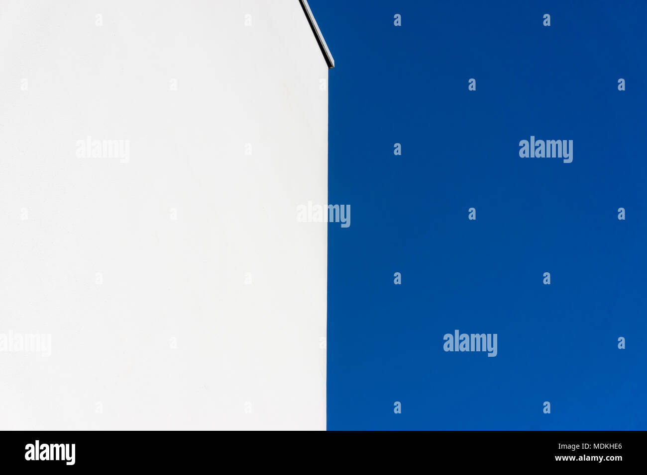 White color building hi-res stock photography and images - Alamy