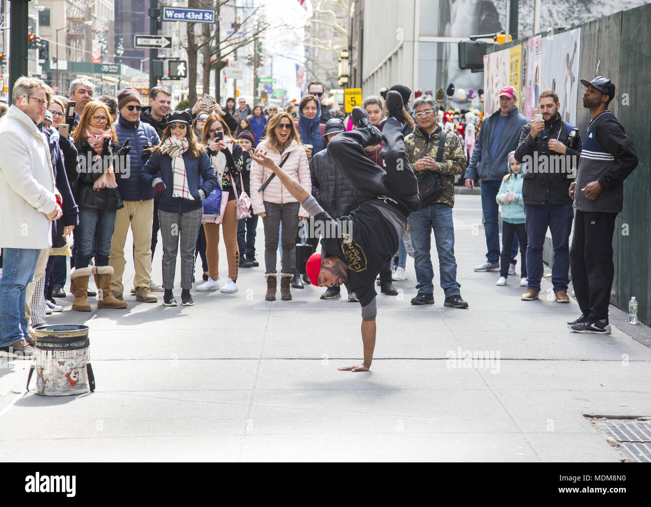 Breakdance street hi-res stock photography and images - Alamy