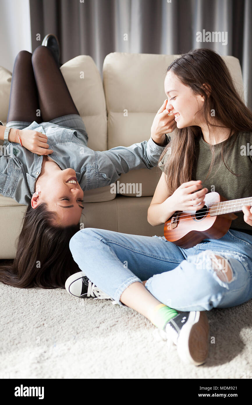 Two sisters sing hi-res stock photography and images - Alamy