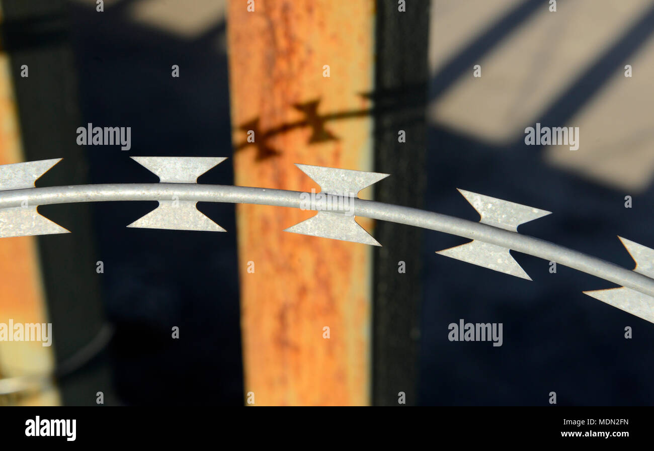Razorwire hi-res stock photography and images - Alamy