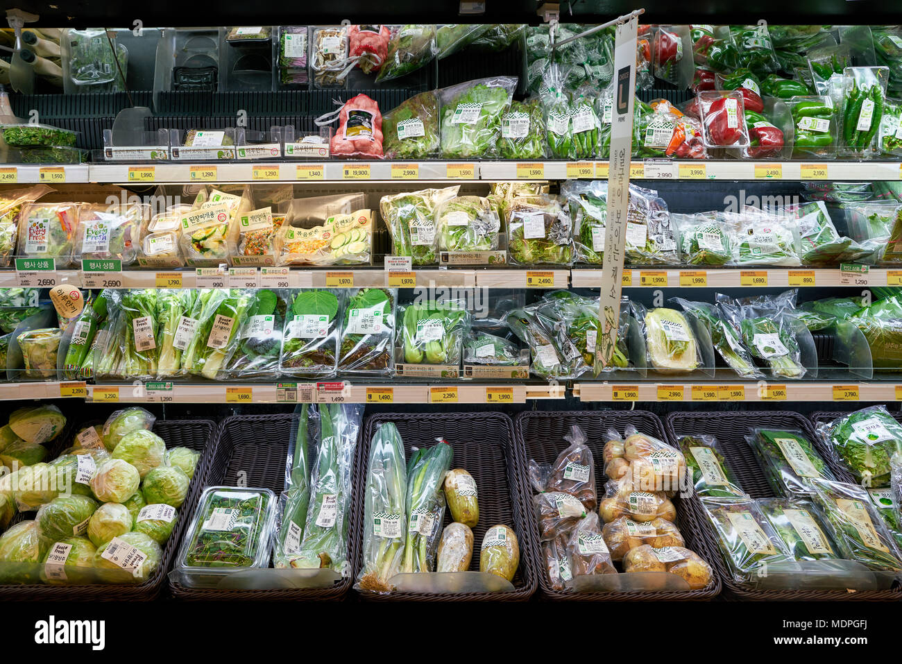 Supermarket grocery shelf layout fresh hi-res stock photography and ...