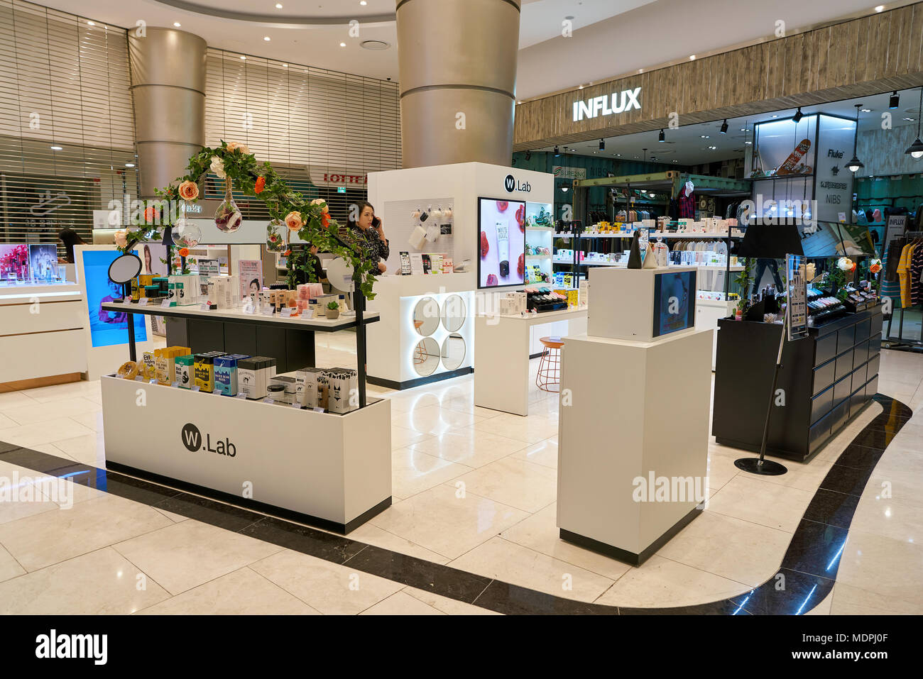 Inside supermarket cosmetics hi-res stock photography and images - Alamy