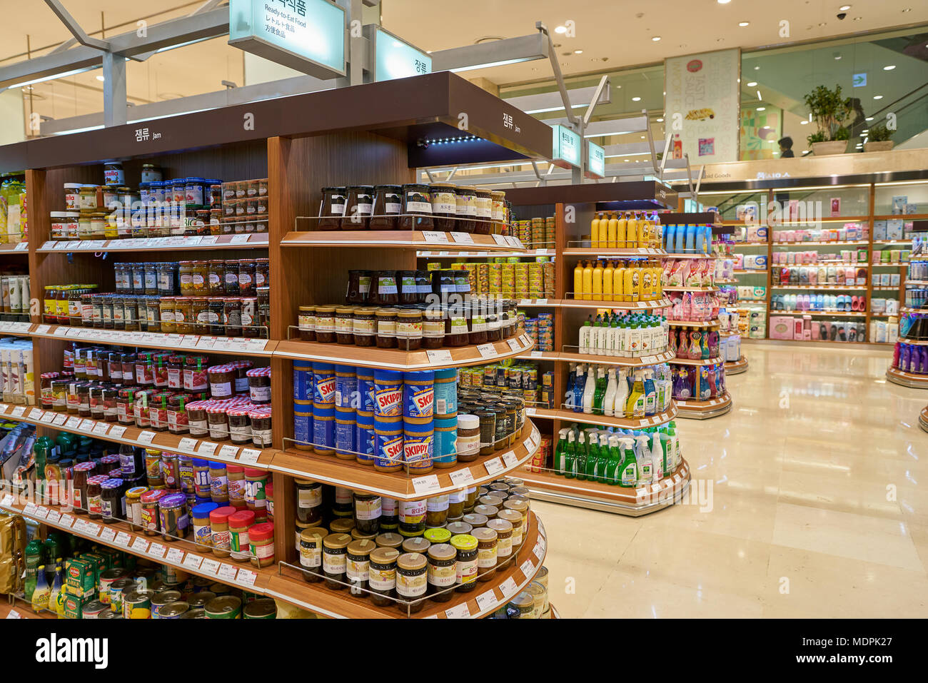 Inside super market hi-res stock photography and images - Alamy