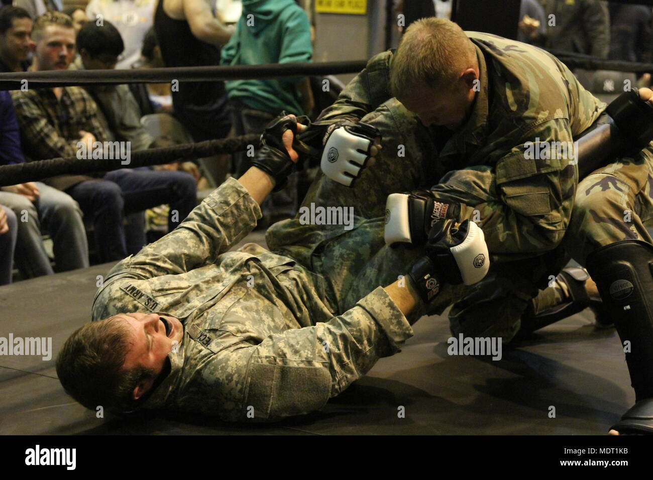 Soldiers spar hi-res stock photography and images - Alamy