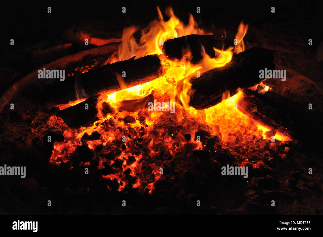 THE BUSH CAMPFIRE Stock Photo - Alamy