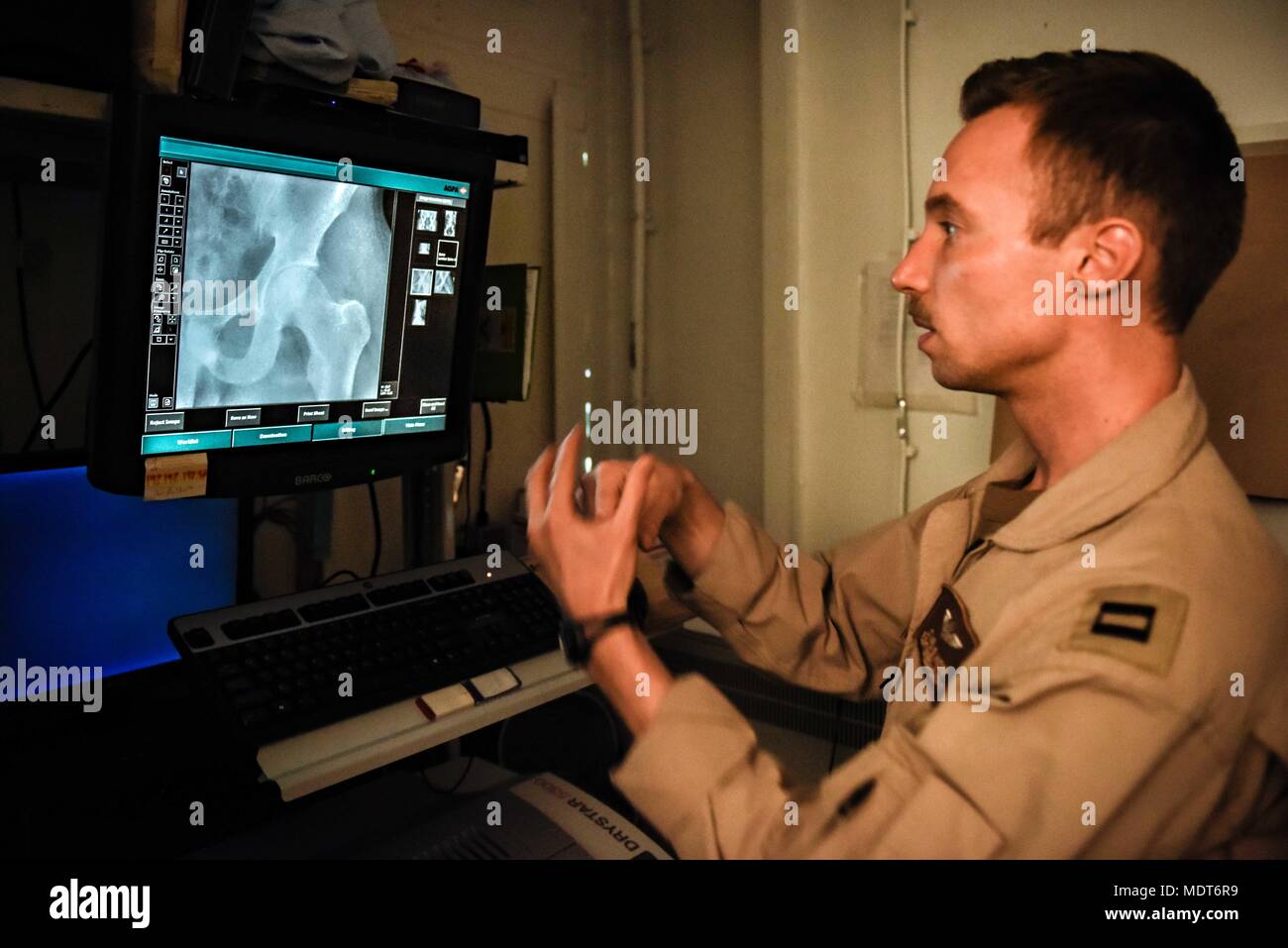 171204-N-GP724-1038 U.S. 5TH FLEET AREA OF OPERATIONS (Dec. 4, 2017) Lt ...