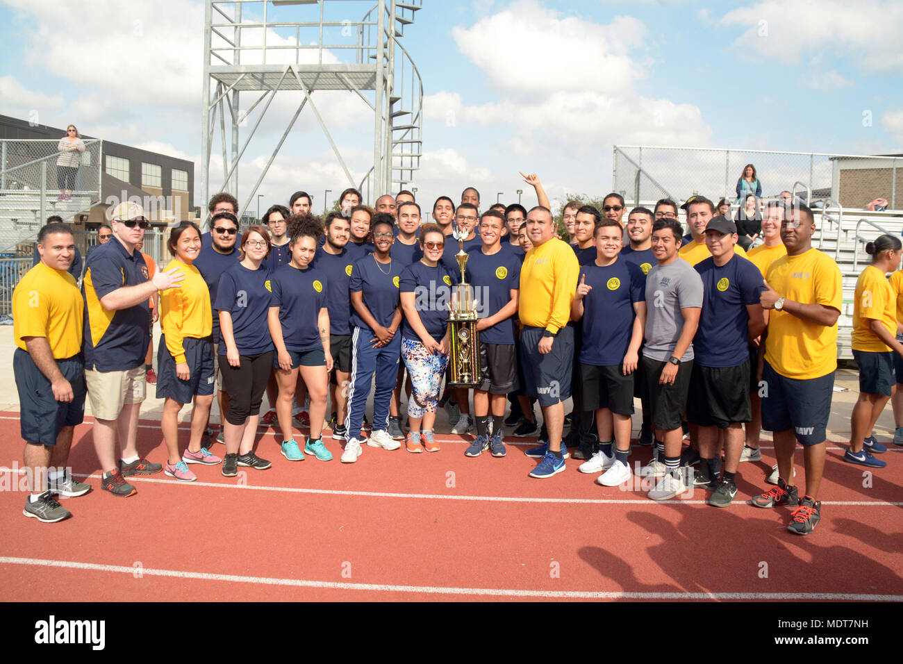 Recruiters and future Sailors of Navy Recruiting Station Mercado pose ...