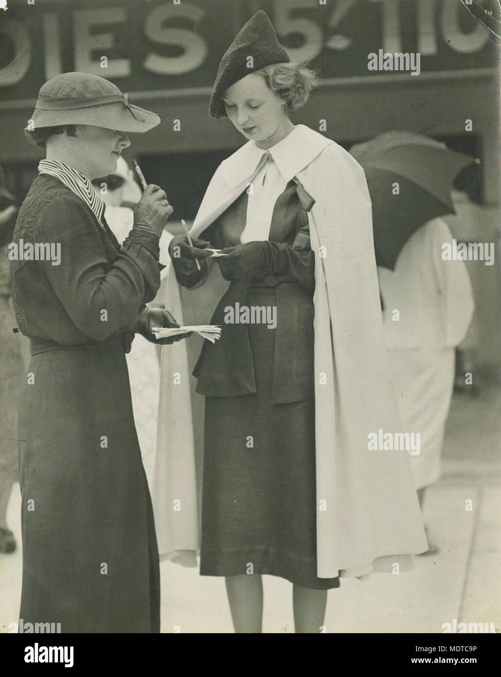 Women's fashion 1935 hi-res stock photography and images - Alamy