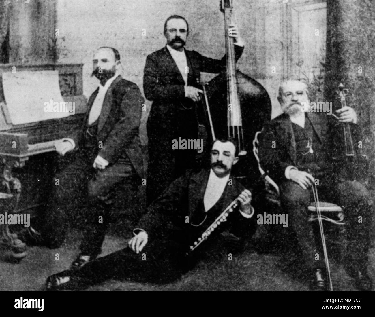 Family musicians Black and White Stock Photos & Images - Alamy