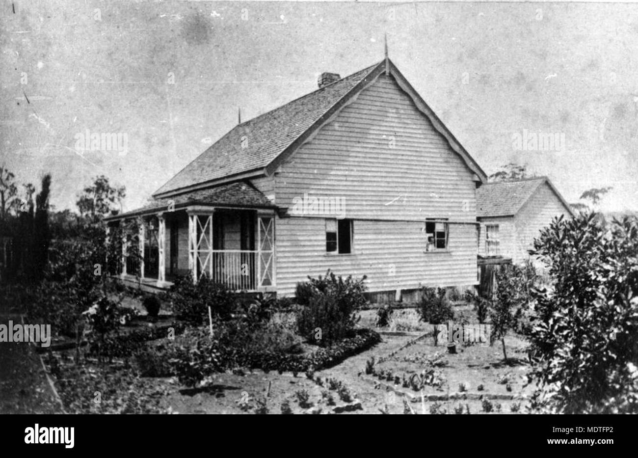 Side view of a weatherboard house with formally arranged side Stock ...