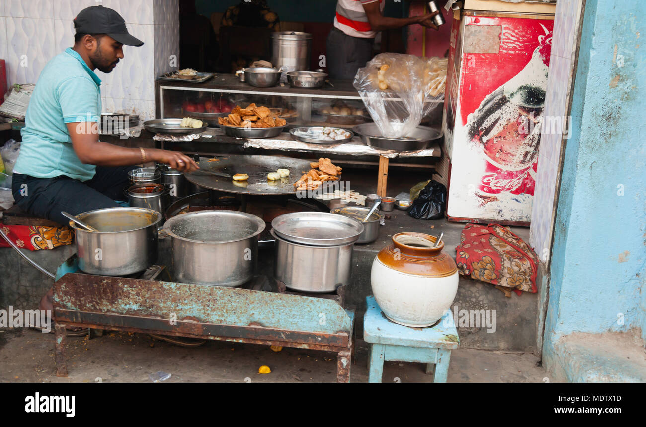 Indian man cooking street food hi-res stock photography and images - Alamy
