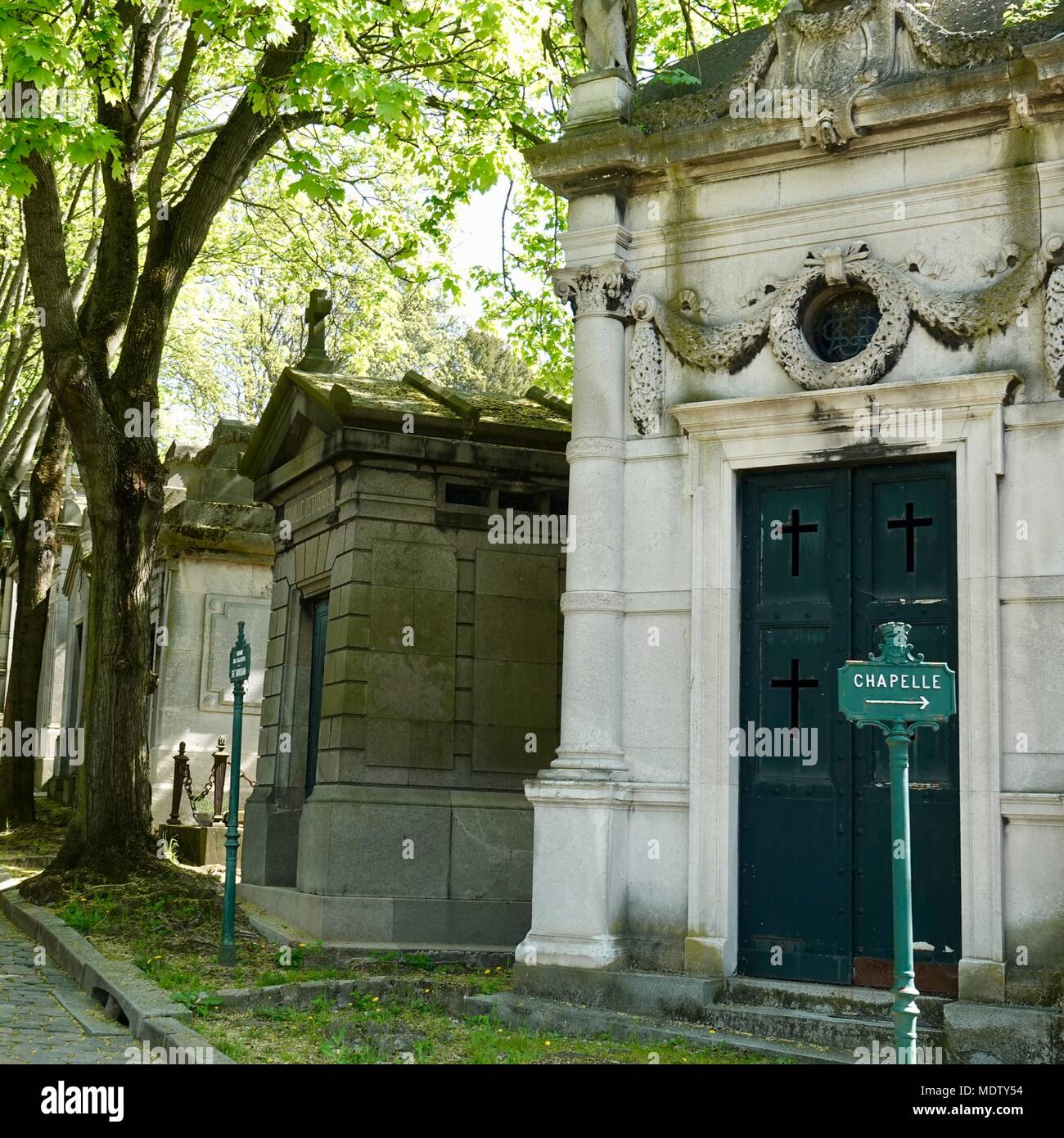 Detail of tombs, monuments, Père Lachaise Cemetery. Paris, France Stock ...