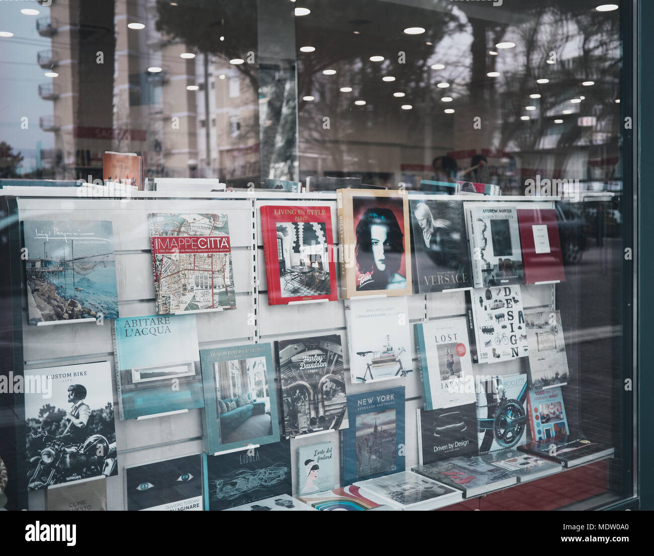 Bookstore showcase hi-res stock photography and images - Alamy